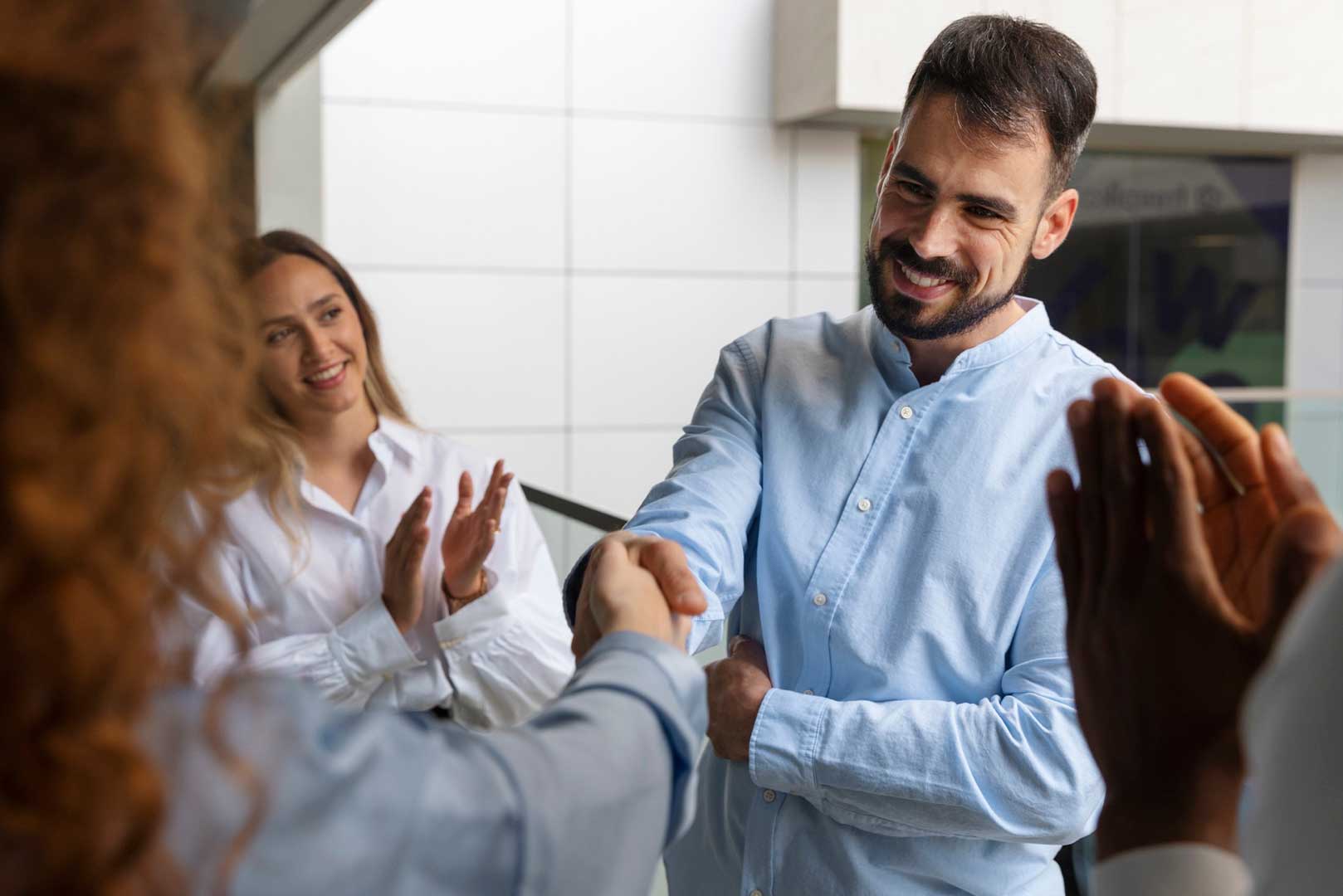 Estrategias efectivas para atraer más clientes a mi empresa 2025